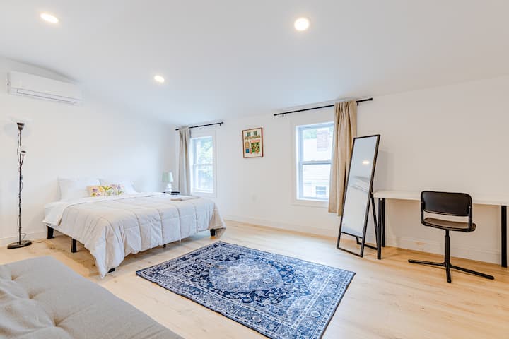 Brand-new Private Sunny Room L | Free St Parking - Boston, MA