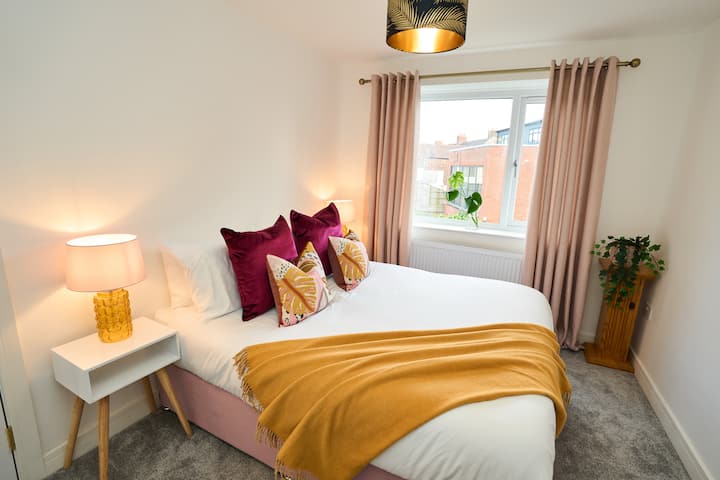 Spacious, Stylish Home | Perfect For Groups Of 12 -