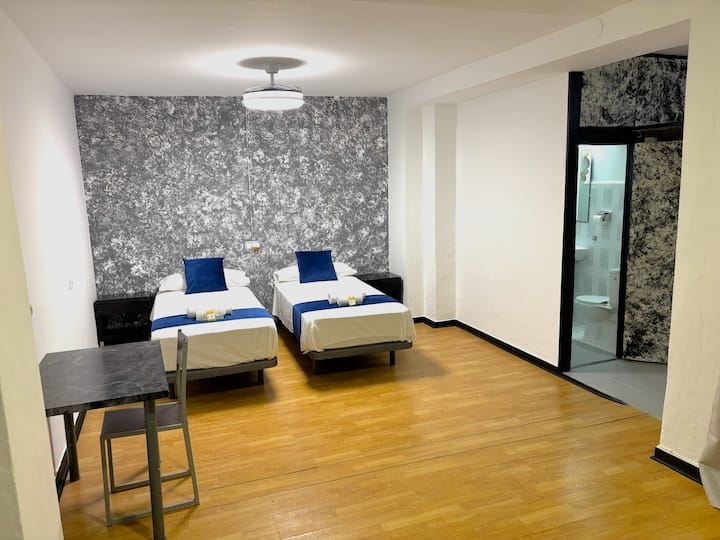Evans Realty (H101) - Euro Holitel Hostel - Costa del Sol