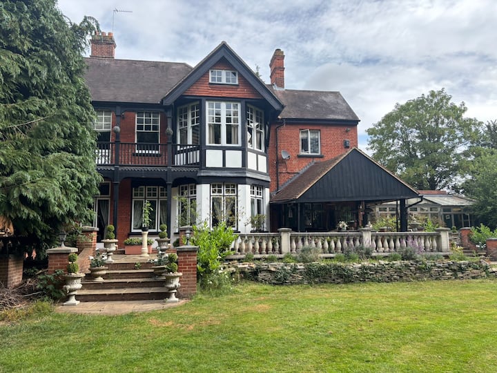 Country House In A Quintessential English Village - Woking