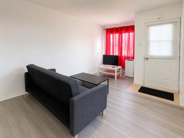 Cozy 2-bedroom Longueuil Stay - Brossard