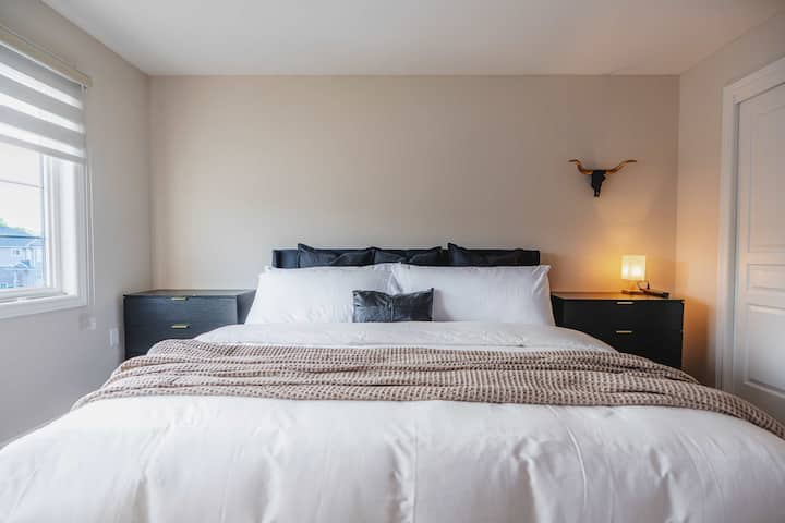 The Thorold Manor Retreat 6bd | Bbq & Games - Niagara-on-the-Lake