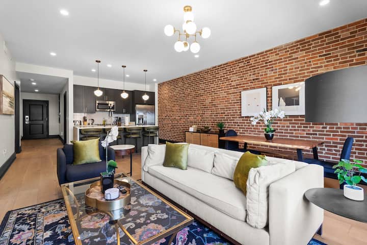 Spacious Downtown 2 King Bed Suite | Gym | Rooftop - New Orleans, LA