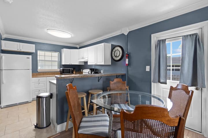 The Blue Bungalow 2br ~10 Min To Navarre Beach - Navarre, FL