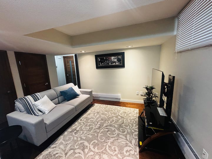 Urban Prairie Suite |Private Entrance+full Kitchen - サスカトゥーン