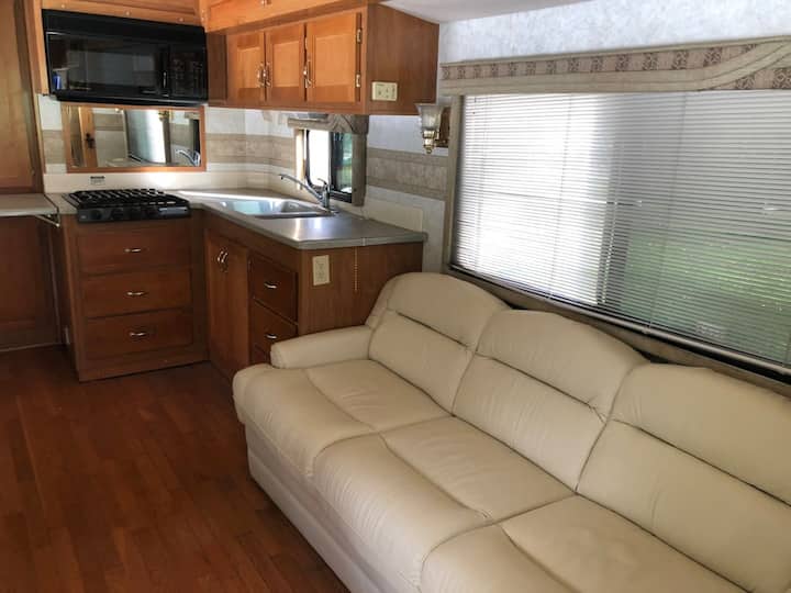Unique Rv Stay · Nyc Bus 2 Blocks - Staten Island, NY