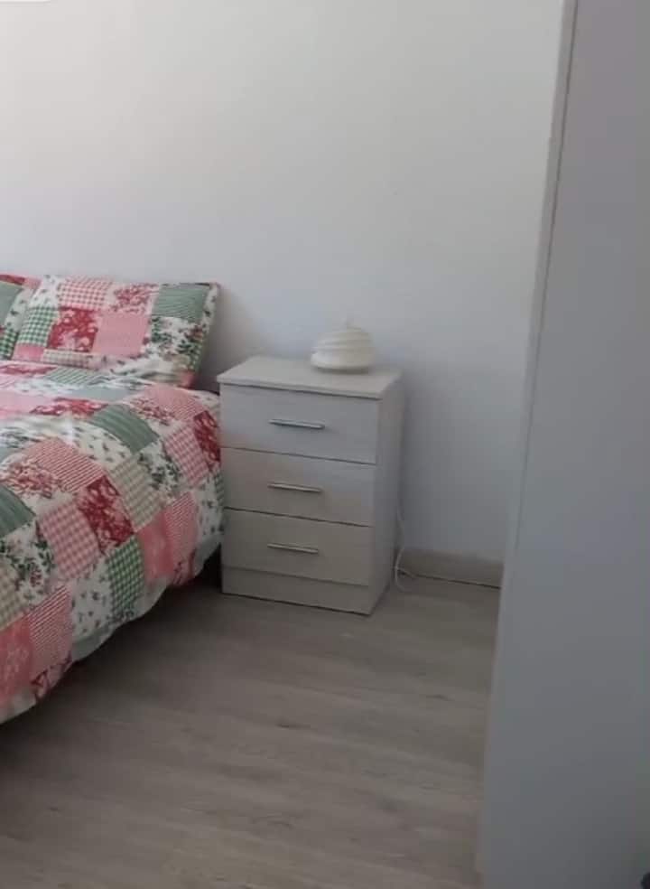 Habitación Grande Con Cama De Matrimonio Y Mesita - Villaviciosa de Odón