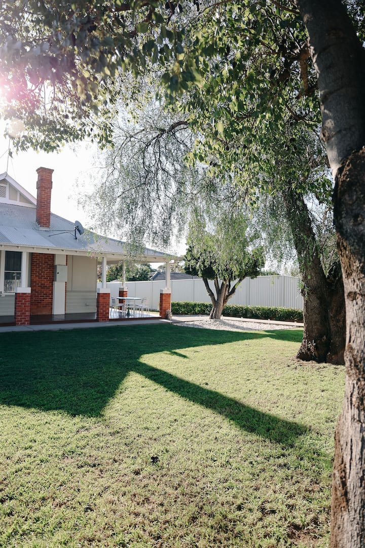 The Macq House | Central Dubbo Sleeps 10 - 德寳市
