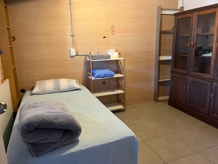 Simple Room Near Maroochydore Cbd - Sunshine Coast Queensland, Australia