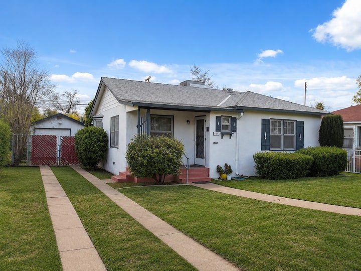 Modern 2br Home | Long Stays | Fast Wifi - Fresno, CA