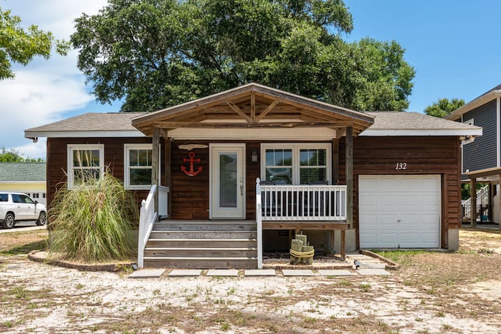 Pet-friendly Oak Island Home|fenced Yard|fire Pit - Oak Island, NC