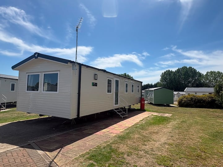 Beautiful 8 Berth Caravan @Highfield Beach Holiday - Clacton-on-Sea