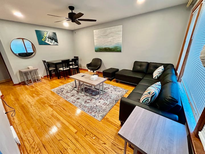 The Gathering House | 6br Skokie Retreat | Parking - Skokie, IL