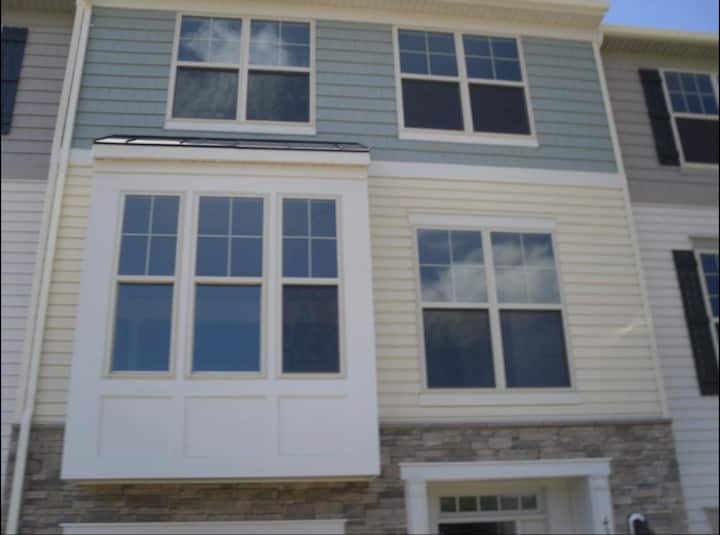 Cozy Townhouse Getaway - Trailside Park, Ashburn