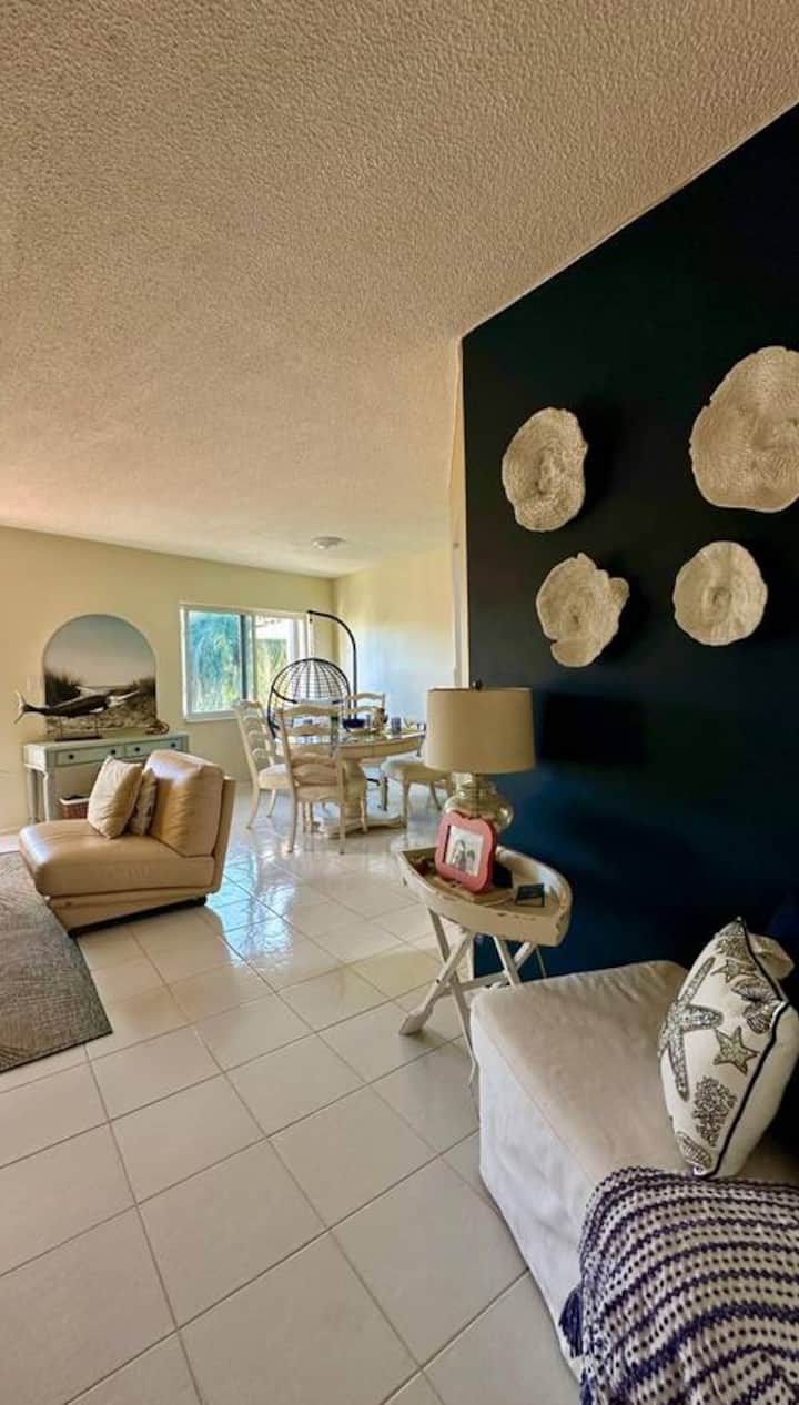 Sunny Coast Retreat, Steps To Beach W/ Pool & Gym! - Lauderdale-by-the-Sea, FL