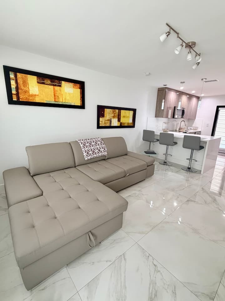 Elegant Two Bedroom Miami Retreat - Kendall, FL