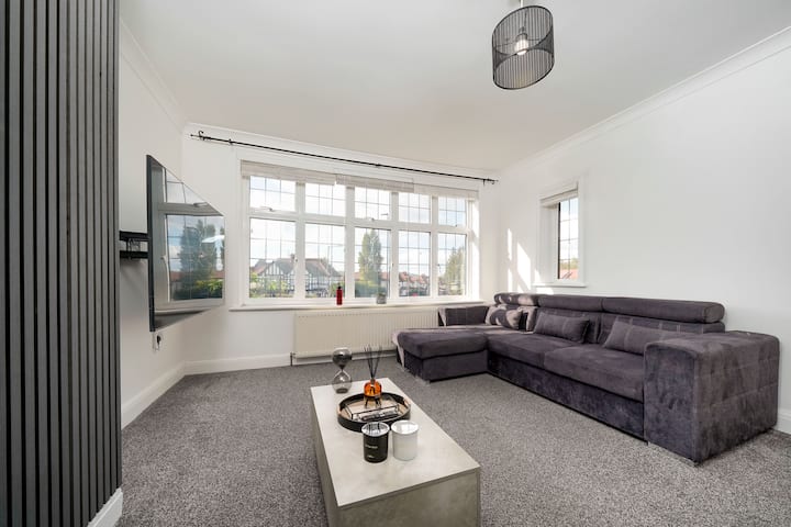 Gaming Loft I Walk To Stadium I Sleeps 8 - Edgware