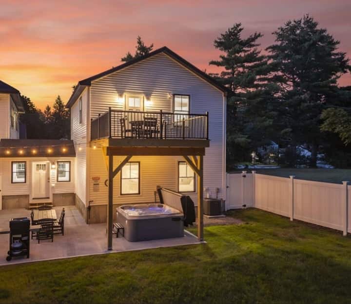 New 2026, Hot Tub, In Town, Modern, Dogs Ok, Yard - Conway, NH