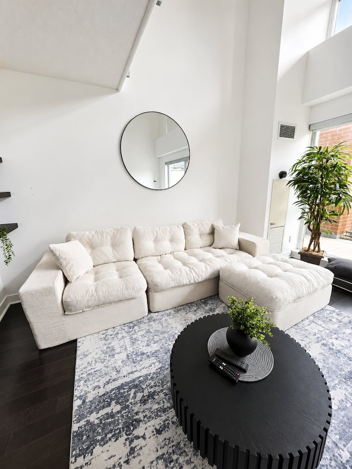 Downtown Loft-style Condo | Pool, Gym & Balcony - Toronto