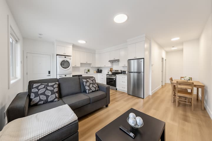 Luxury 2 Bedroom Ground Level Suite - Burnaby