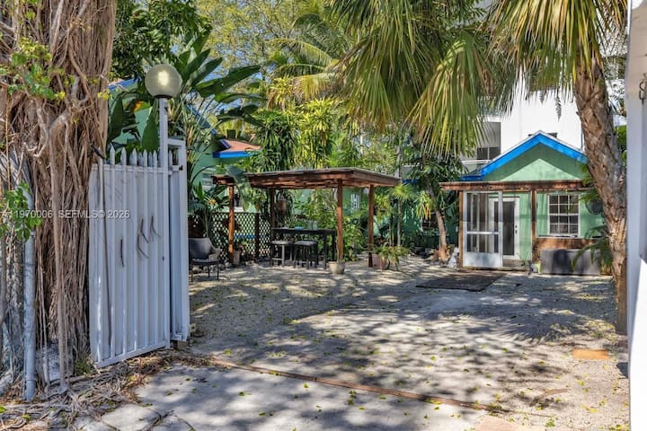 Upper East Side Tiny Home Near Design District - Miami
