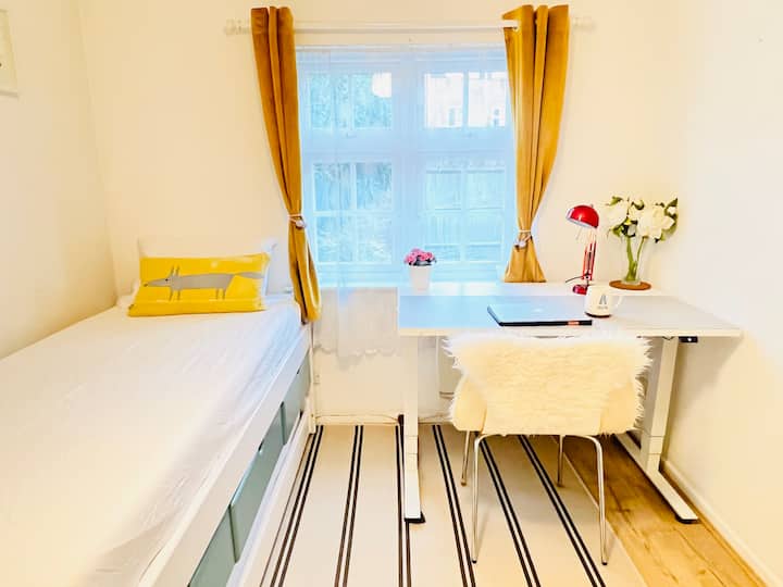 Private Bright Roomelizabeth Linelong Term Only - London