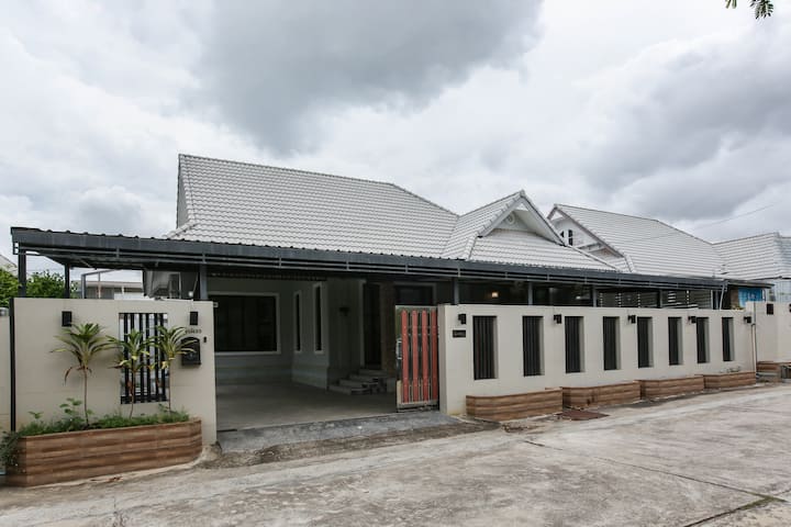 Bungalow
Near Town - Hua Hin