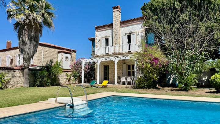 Alaçatı'da Bahçeli Ve Havuzlu Taş Villa - Alaçatı