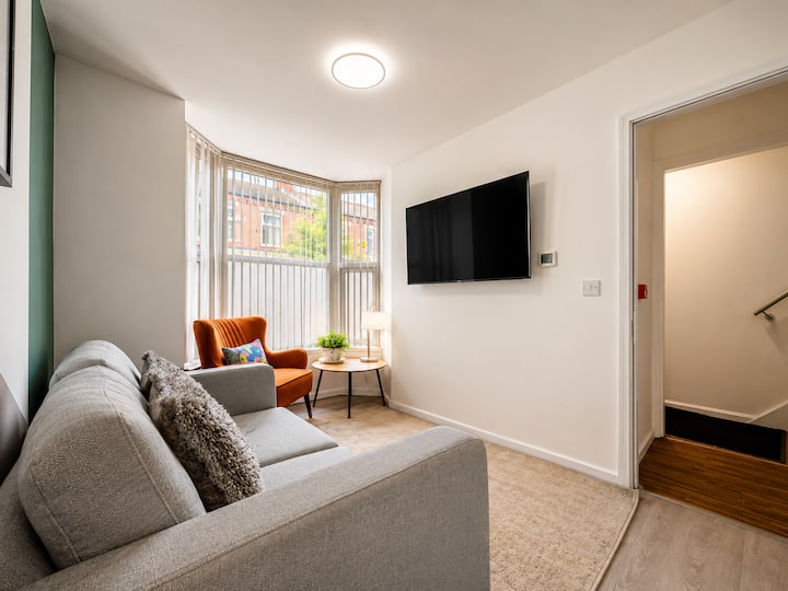 6-bed House - Sleeps 12 - Free Parking - Manchester