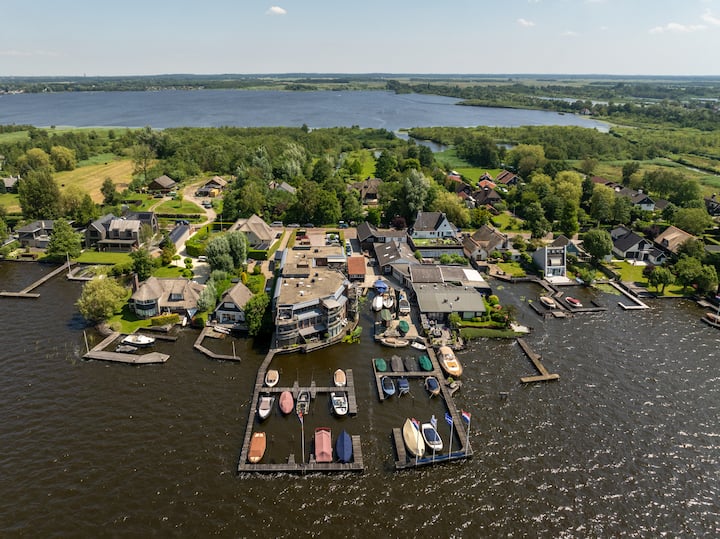 Lakeside Luxury Appartement, A Refined Stay - Hilversum