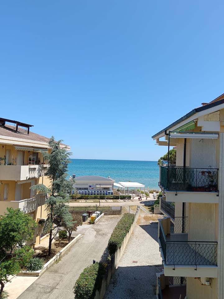 Fronte Mare Pineto: Accesso Diretto Alla Spiaggia - Silvi