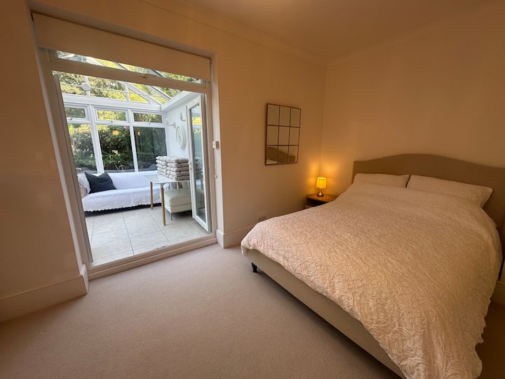 Little Warley. 2 Bedroom Sleeps 4. - Eastbourne
