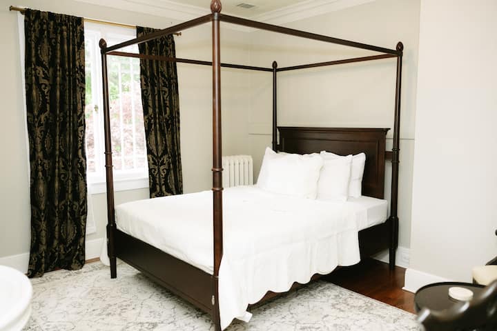 The Devonshire Room At The Belvedere Estate - Saugatuck, MI