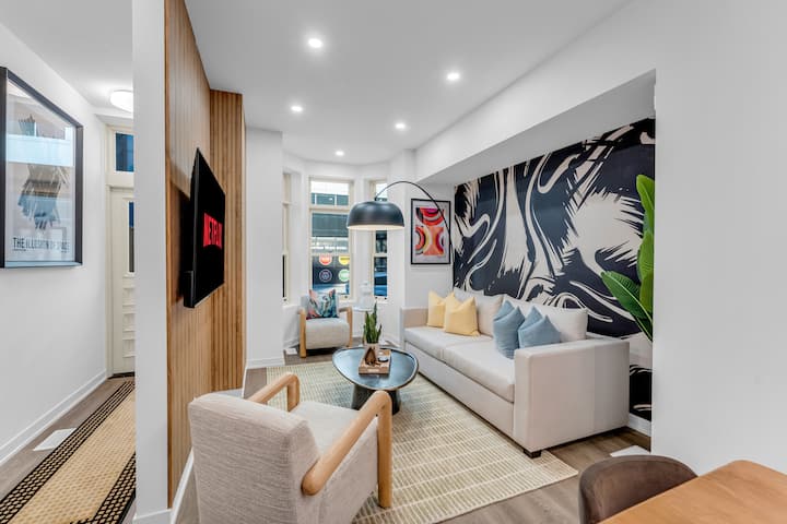 Iconic Dt Townhouse | Rooftop Hottub | Sleeps 12 - Toronto