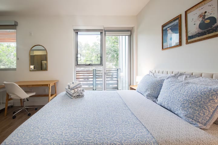 Prime Apartment In Heart Of Sm | Free Parking - Santa Monica, CA