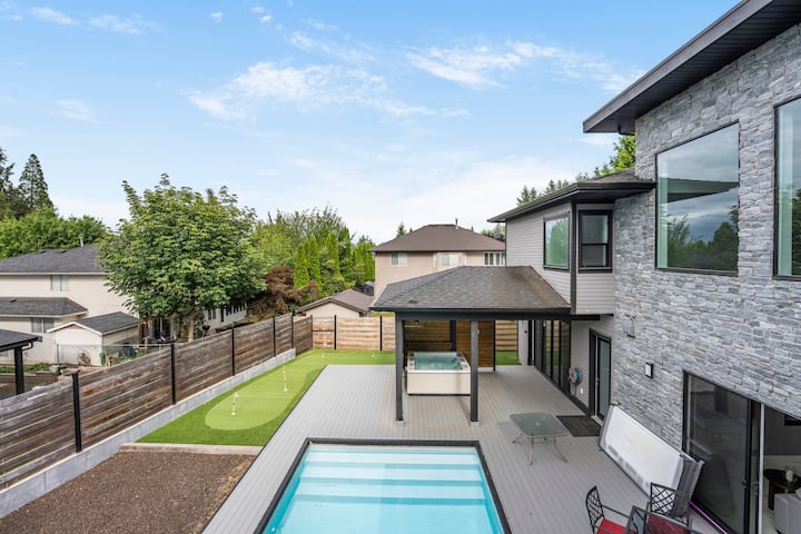 Private Luxury Retreat With Pool & Hot Tub - Langley