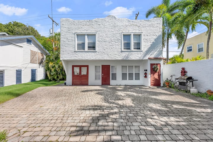 Modern West Palm Beach Stay For 3 | Pet Friendly - West Palm Beach, FL