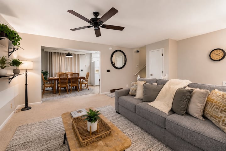 Modern Family Home | Wi-fi + Free Parking - Omaha, NE