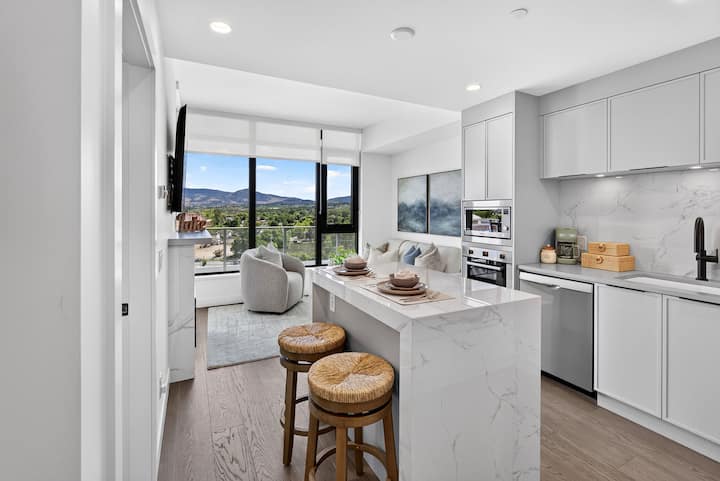 Modern Marina View Condo At Aqua - Kelowna