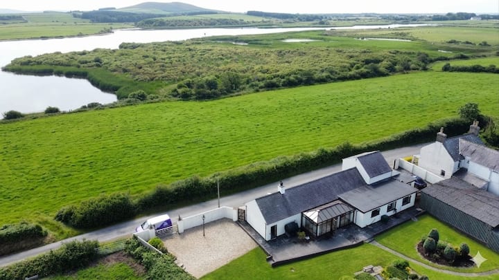 Large Country Property Next To Lake - Rhosneigr