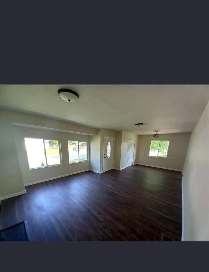 Hello, Just Renting Out, Bed And Couchs Are In - Indianápolis, IN