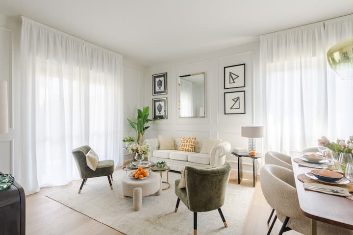 The East Lawn , A Bright Apartment With Balcony An - Lucca