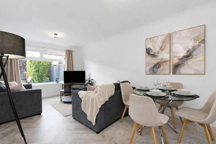 Spacious House Near Edinburgh - Sleeps 8 - Parking - Livingston