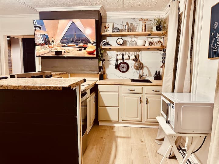 *Historic Downtown Retreat | Cozy 1 Bed, 1 Bath* - Bangor, ME