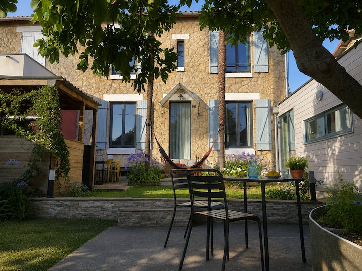 Maison De Charme Avec Jardin, Proche Du Centre - La Rochelle