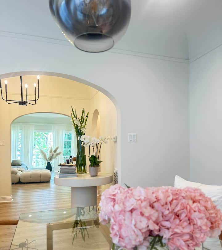 Chic Beverly Hills Apartment - Beverly Hills, CA