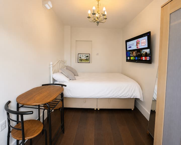 Contemporary Studio Near Boston Manor Sleeps 2 - Brentford