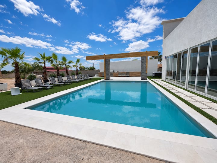 Private Luxury Vegas Resort 7br/8ba, Sleeps 20 - Henderson, NV