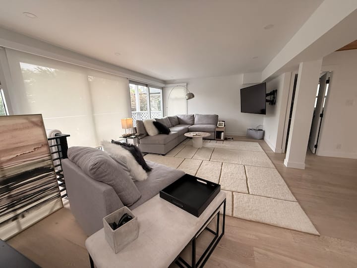 Modern, Bright, 3br Home With Panoramic City Views - Burnaby