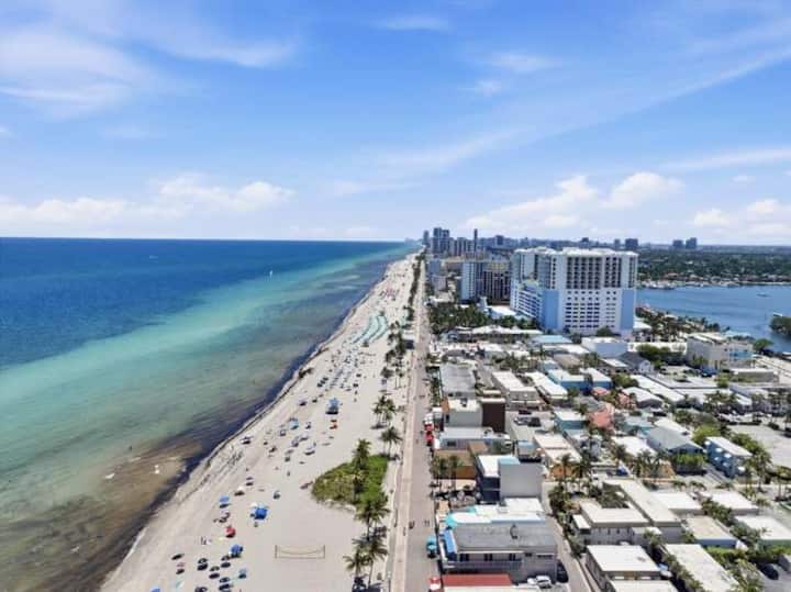 Charming Studio Just Steps From The Beach. - Hollywood, FL